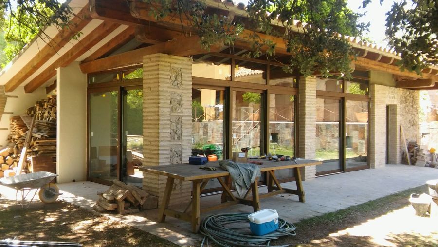 Cerramiento de un porche rústico en Matadepera - FinecoPVC - Ventanas ...